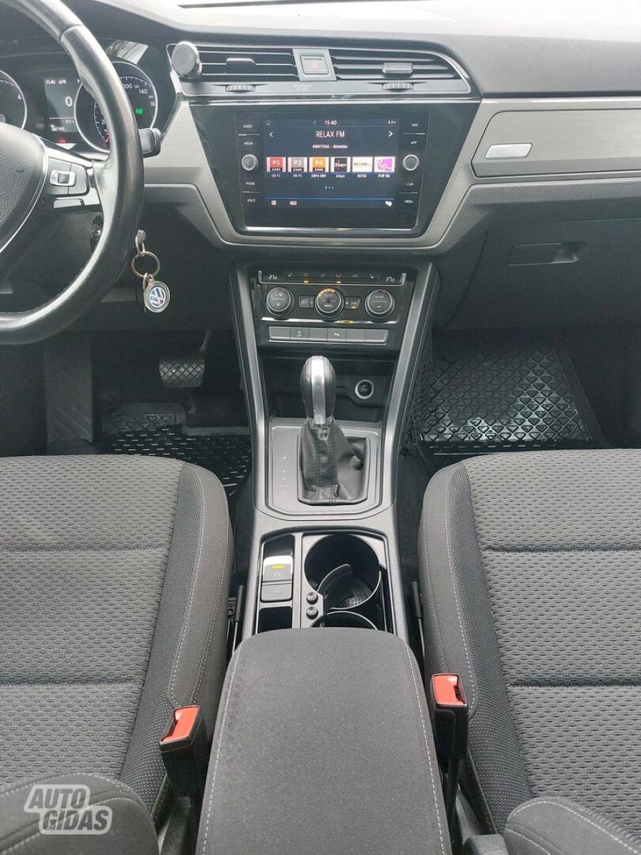 Grey Volkswagen Touran 2019 in Mazeikiai, with an engine capacity of 1.60 L and mileage of 347 thousand km for 10900 €, photo 12 on AUTOMOTO.COM.LV