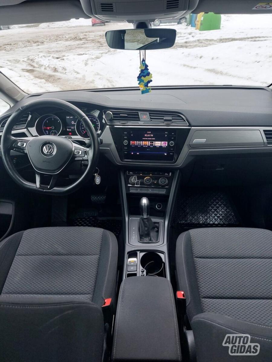 Grey Volkswagen Touran 2019 in Mazeikiai, with an engine capacity of 1.60 L and mileage of 347 thousand km for 10900 €, photo 14 on AUTOMOTO.COM.LV