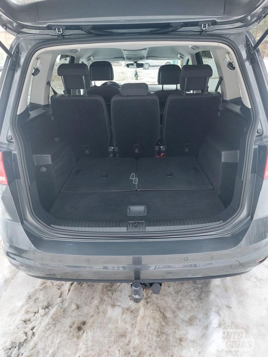 Grey Volkswagen Touran 2019 in Mazeikiai, with an engine capacity of 1.60 L and mileage of 347 thousand km for 10900 €, photo 21 on AUTOMOTO.COM.LV