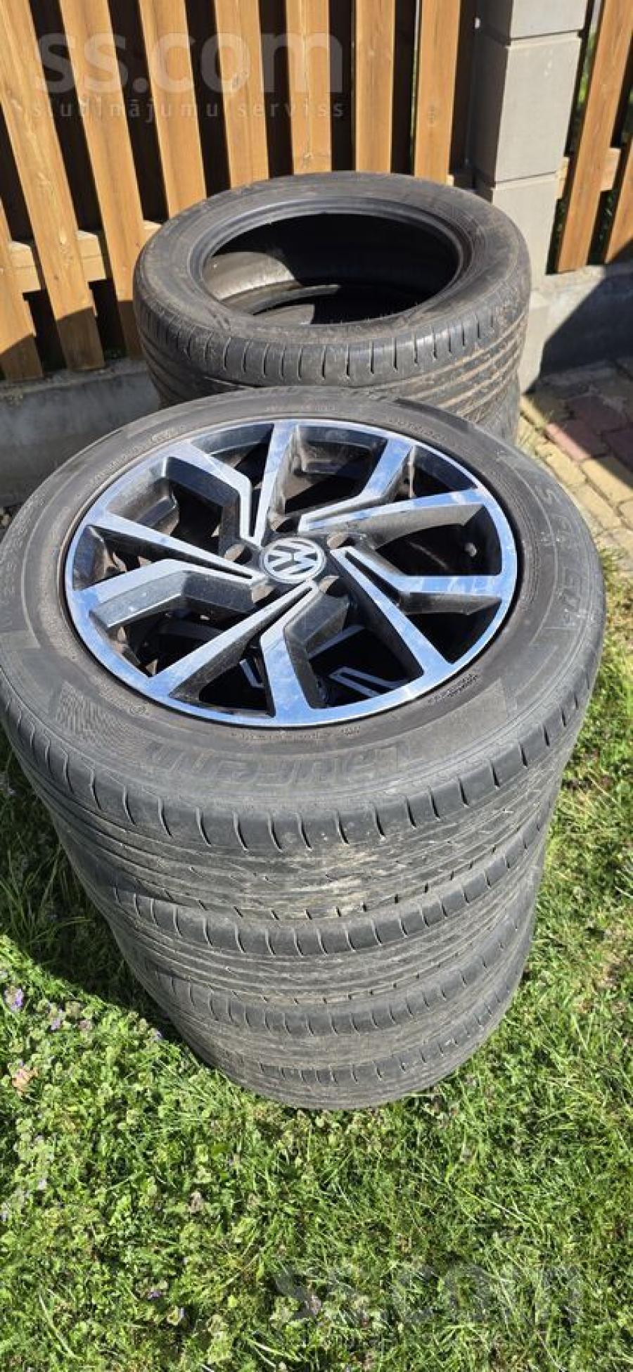 Grey Volkswagen Touran 2019 in Riga, with an engine capacity of 1.60 L and mileage of 287 thousand km for 13900 €, photo 3 on AUTOMOTO.COM.LV