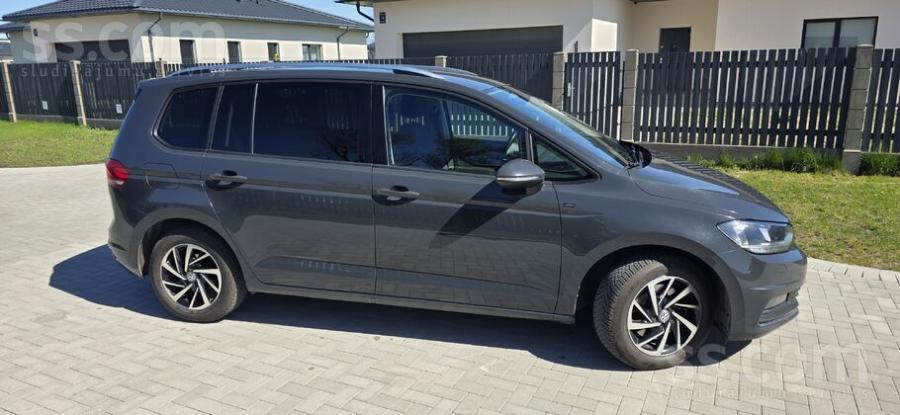 Grey Volkswagen Touran 2019 in Riga, with an engine capacity of 1.60 L and mileage of 287 thousand km for 13900 €, photo 7 on AUTOMOTO.COM.LV