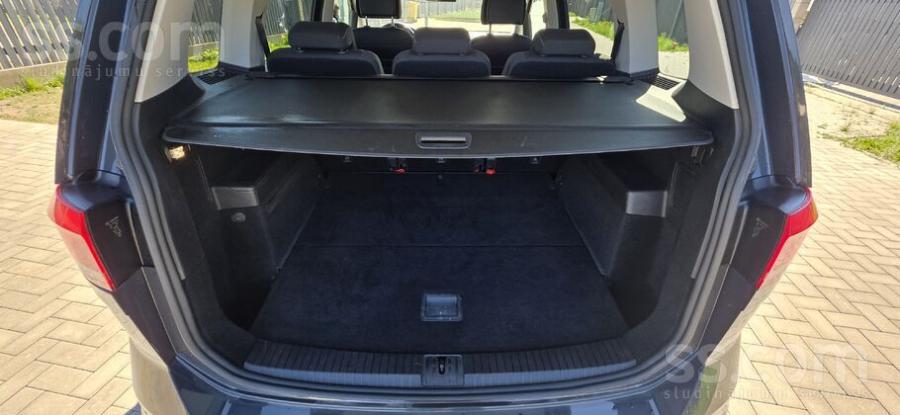 Grey Volkswagen Touran 2019 in Riga, with an engine capacity of 1.60 L and mileage of 287 thousand km for 13900 €, photo 21 on AUTOMOTO.COM.LV