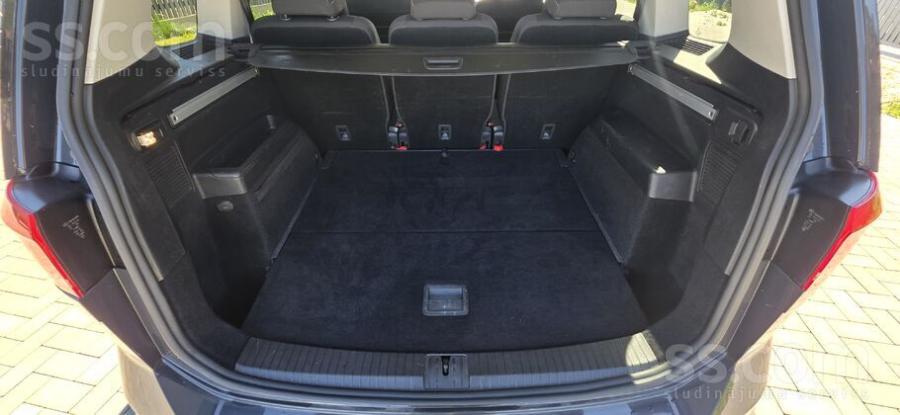 Grey Volkswagen Touran 2019 in Riga, with an engine capacity of 1.60 L and mileage of 287 thousand km for 13900 €, photo 22 on AUTOMOTO.COM.LV