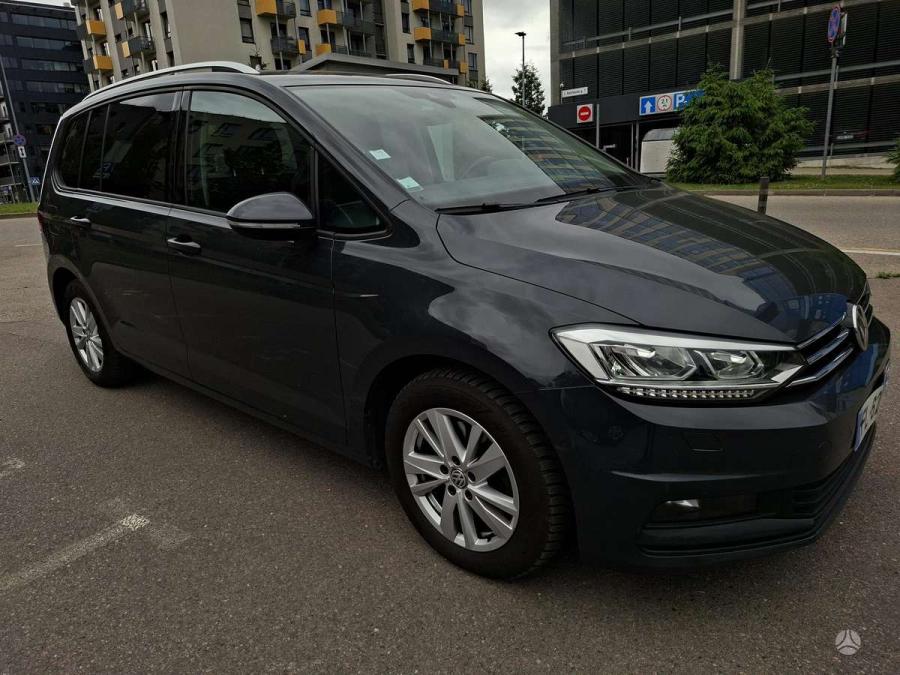 Pelēks Volkswagen Touran 2019 Viļņa, ar dzinēja tilpumu 1.50 L un nobraukumu 205 tūkst. km par 10990 €, foto 3 vietnē AUTOMOTO.COM.LV