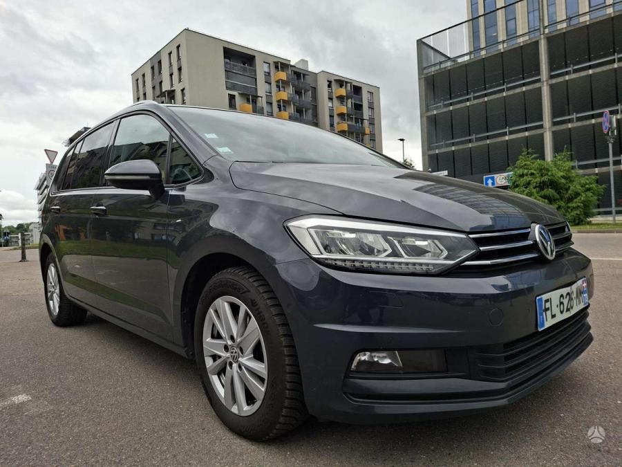 Pelēks Volkswagen Touran 2019 Viļņa, ar dzinēja tilpumu 1.50 L un nobraukumu 205 tūkst. km par 10990 €, foto 4 vietnē AUTOMOTO.COM.LV