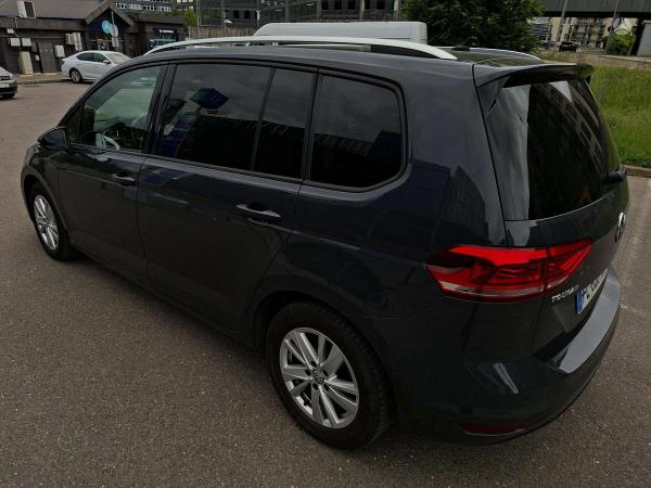 Grey Volkswagen Touran 2019 in Vilnius, with an engine capacity of 1.50 L and mileage of 205 thousand km for 10990 €, photo 4 on AUTOMOTO.COM.LV