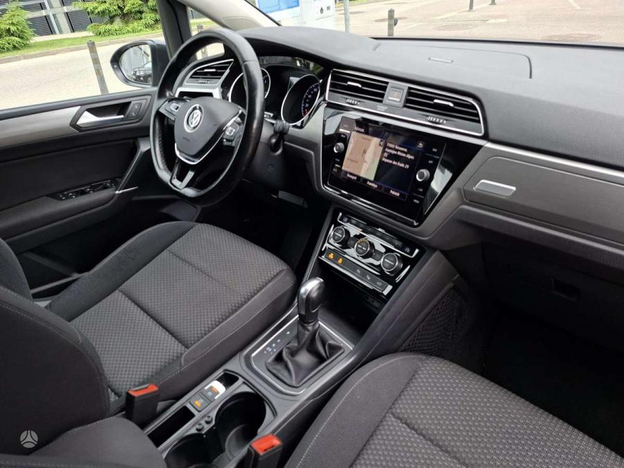 Pelēks Volkswagen Touran 2019 Viļņa, ar dzinēja tilpumu 1.50 L un nobraukumu 205 tūkst. km par 10990 €, foto 13 vietnē AUTOMOTO.COM.LV