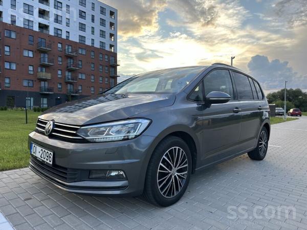 Grey Volkswagen Touran 2019 in Riga, with an engine capacity of 2.00 L and mileage of 179 thousand km for 14000 €, photo 1 on AUTOMOTO.COM.LV