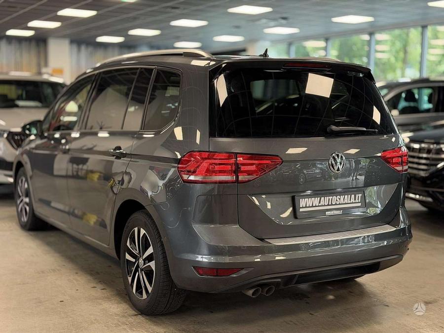 Grey Volkswagen Touran 2019 in Klaipeda, with an engine capacity of 1.97 L and mileage of 246 thousand km for 14950 €, photo 10 on AUTOMOTO.COM.LV