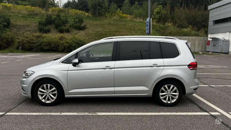 Pelēks Volkswagen Touran 2019 Viļņa, ar dzinēja tilpumu 1.50 L un nobraukumu 186 tūkst. km par 17000 €, foto 8 vietnē AUTOMOTO.COM.LV