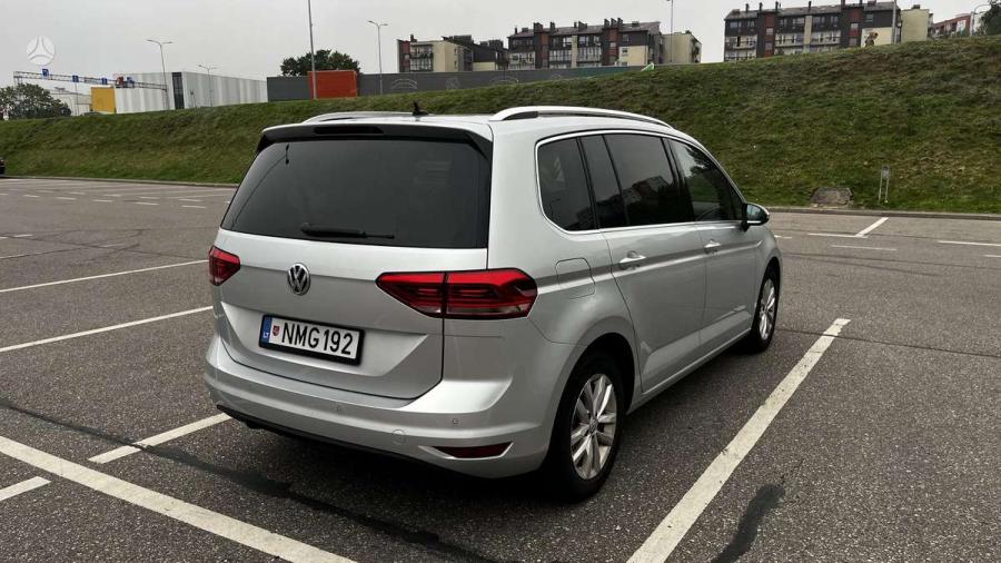 Pelēks Volkswagen Touran 2019 Viļņa, ar dzinēja tilpumu 1.50 L un nobraukumu 186 tūkst. km par 17000 €, foto 9 vietnē AUTOMOTO.COM.LV