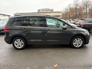 Grey Volkswagen Touran 2020 in Kaunas, with an engine capacity of 2.00 L and mileage of 61 thousand km for 25876 €, photo 6 on AUTOMOTO.COM.LV