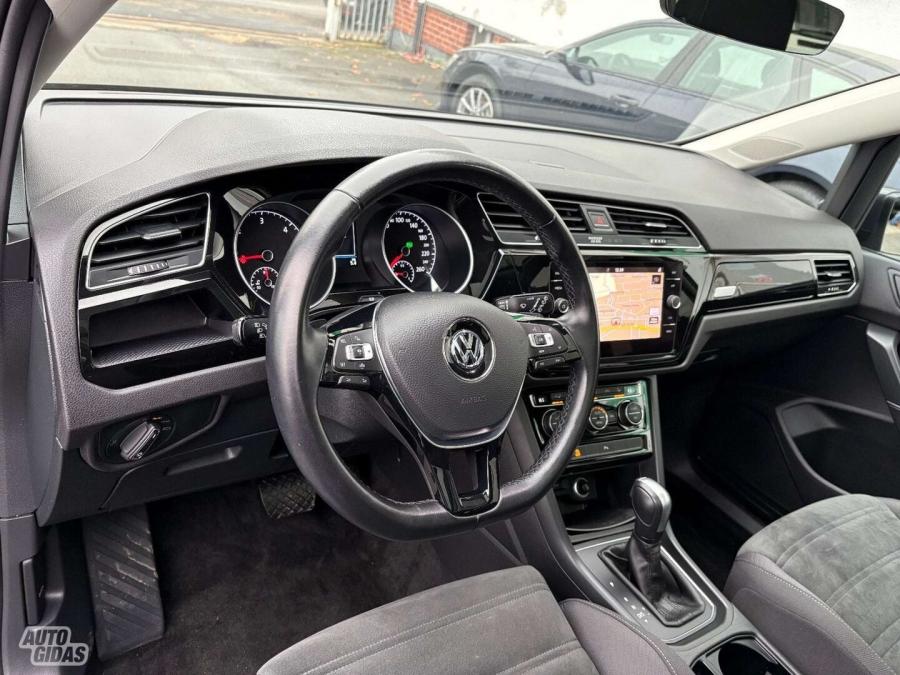Grey Volkswagen Touran 2020 in Kaunas, with an engine capacity of 2.00 L and mileage of 61 thousand km for 25876 €, photo 12 on AUTOMOTO.COM.LV