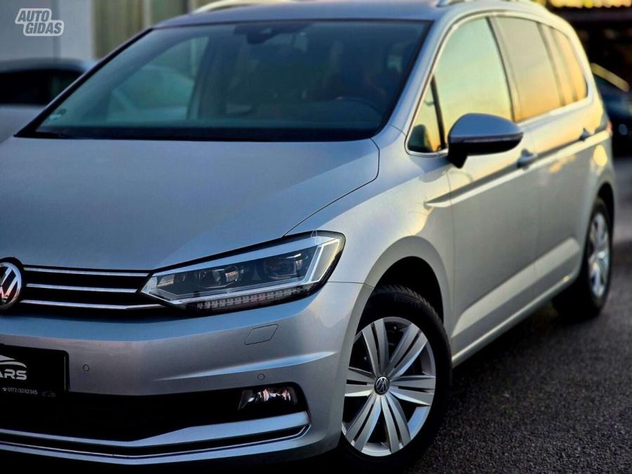 Grey Volkswagen Touran 2020 in Kaunas, with an engine capacity of 2.00 L and mileage of 92 thousand km for 23783 €, photo 2 on AUTOMOTO.COM.LV