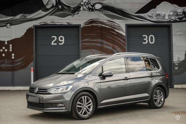 Grey Volkswagen Touran 2020 in Kaunas, with an engine capacity of 1.50 L and mileage of 161 thousand km for 17950 €, photo 1 on AUTOMOTO.COM.LV