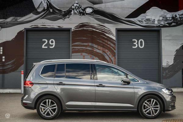 Grey Volkswagen Touran 2020 in Kaunas, with an engine capacity of 1.50 L and mileage of 161 thousand km for 17950 €, photo 3 on AUTOMOTO.COM.LV
