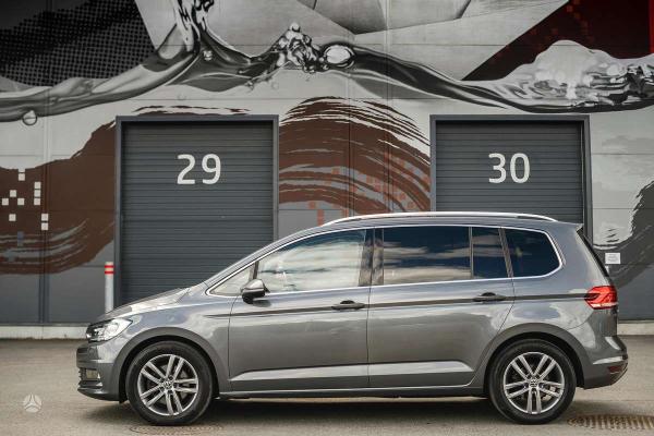 Grey Volkswagen Touran 2020 in Kaunas, with an engine capacity of 1.50 L and mileage of 161 thousand km for 17950 €, photo 4 on AUTOMOTO.COM.LV