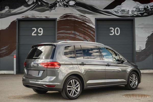 Grey Volkswagen Touran 2020 in Kaunas, with an engine capacity of 1.50 L and mileage of 161 thousand km for 17950 €, photo 6 on AUTOMOTO.COM.LV