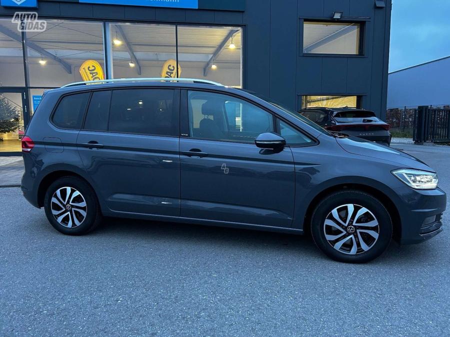 Pelēks Volkswagen Touran 2021 Kauņa, ar dzinēja tilpumu 1.50 L un nobraukumu 50 tūkst. km par 30630 €, foto 4 vietnē AUTOMOTO.COM.LV