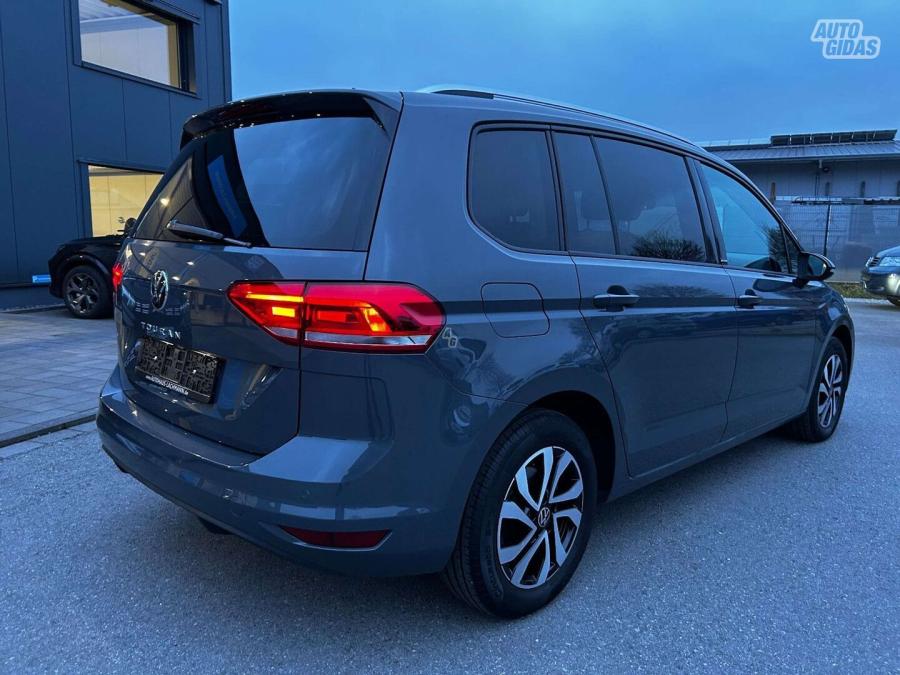 Pelēks Volkswagen Touran 2021 Kauņa, ar dzinēja tilpumu 1.50 L un nobraukumu 50 tūkst. km par 30630 €, foto 5 vietnē AUTOMOTO.COM.LV