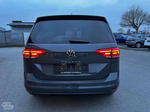 Pelēks Volkswagen Touran 2021 Kauņa, ar dzinēja tilpumu 1.50 L un nobraukumu 50 tūkst. km par 30630 €, foto 6 vietnē AUTOMOTO.COM.LV