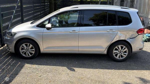 Grey Volkswagen Touran 2021 in Jonava, with an engine capacity of 1.50 L and mileage of 155 thousand km for 8800 €, photo 8 on AUTOMOTO.COM.LV