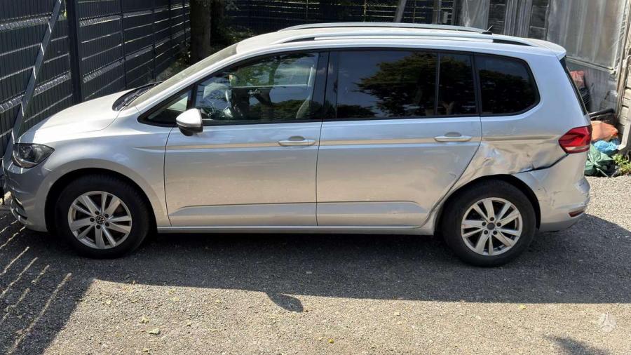 Pelēks Volkswagen Touran 2021 Jonava, ar dzinēja tilpumu 1.50 L un nobraukumu 155 tūkst. km par 8800 €, foto 17 vietnē AUTOMOTO.COM.LV