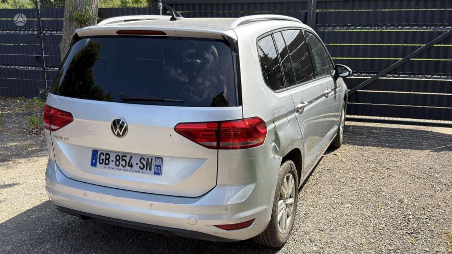 Grey Volkswagen Touran 2021 in Jonava, with an engine capacity of 1.50 L and mileage of 155 thousand km for 8700 €, photo 8 on AUTOMOTO.COM.LV