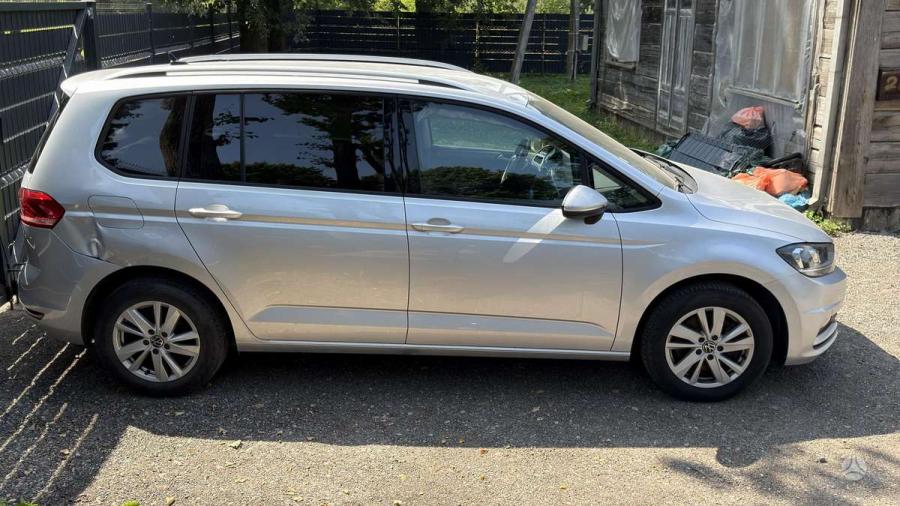 Grey Volkswagen Touran 2021 in Jonava, with an engine capacity of 1.50 L and mileage of 155 thousand km for 8700 €, photo 17 on AUTOMOTO.COM.LV