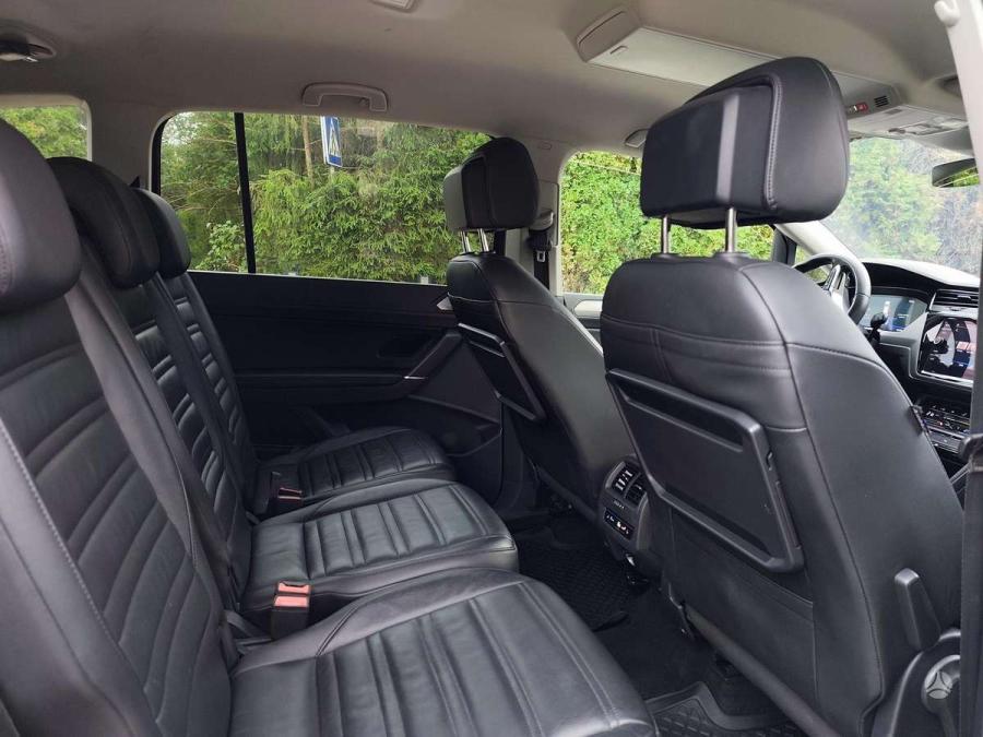 Grey Volkswagen Touran 2023 in Anyksciai, with an engine capacity of 2.00 L and mileage of 310 thousand km for 13250 €, photo 21 on AUTOMOTO.COM.LV