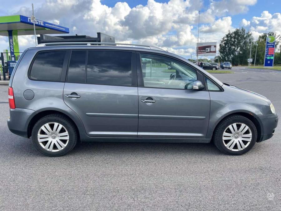 Pelēks Volkswagen Touran 2004 Viļņa, ar dzinēja tilpumu 1.97 L un nobraukumu 291 tūkst. km par 1999 €, foto 1 vietnē AUTOMOTO.COM.LV