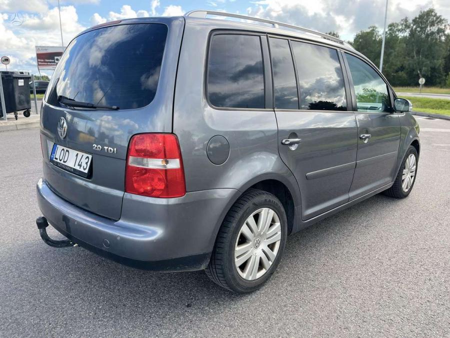 Pelēks Volkswagen Touran 2004 Viļņa, ar dzinēja tilpumu 1.97 L un nobraukumu 291 tūkst. km par 1999 €, foto 7 vietnē AUTOMOTO.COM.LV