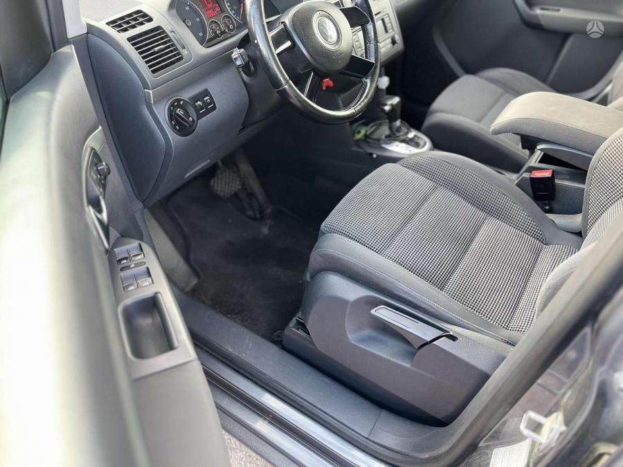 Pelēks Volkswagen Touran 2004 Viļņa, ar dzinēja tilpumu 1.97 L un nobraukumu 291 tūkst. km par 1999 €, foto 8 vietnē AUTOMOTO.COM.LV