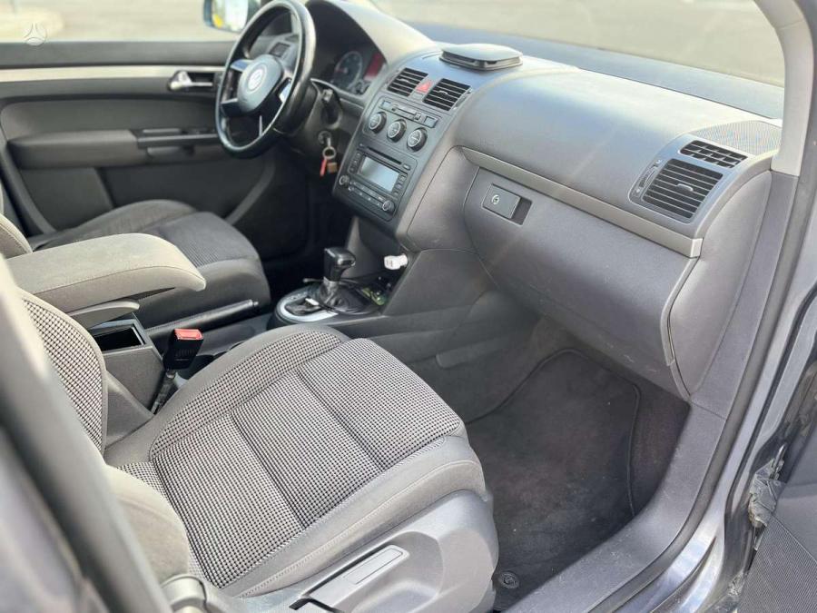 Pelēks Volkswagen Touran 2004 Viļņa, ar dzinēja tilpumu 1.97 L un nobraukumu 291 tūkst. km par 1999 €, foto 9 vietnē AUTOMOTO.COM.LV