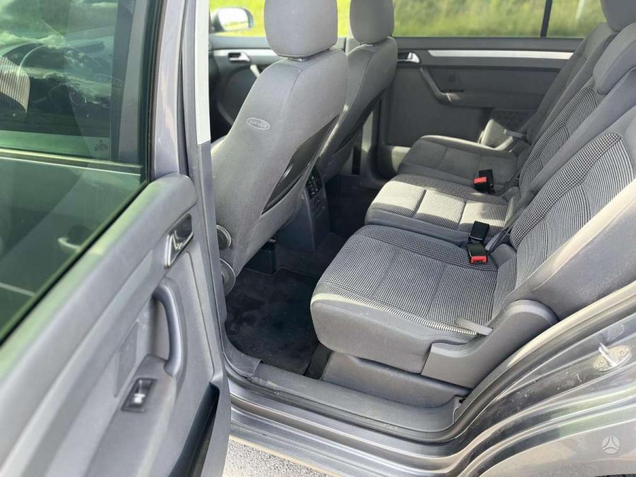 Pelēks Volkswagen Touran 2004 Viļņa, ar dzinēja tilpumu 1.97 L un nobraukumu 291 tūkst. km par 1999 €, foto 10 vietnē AUTOMOTO.COM.LV