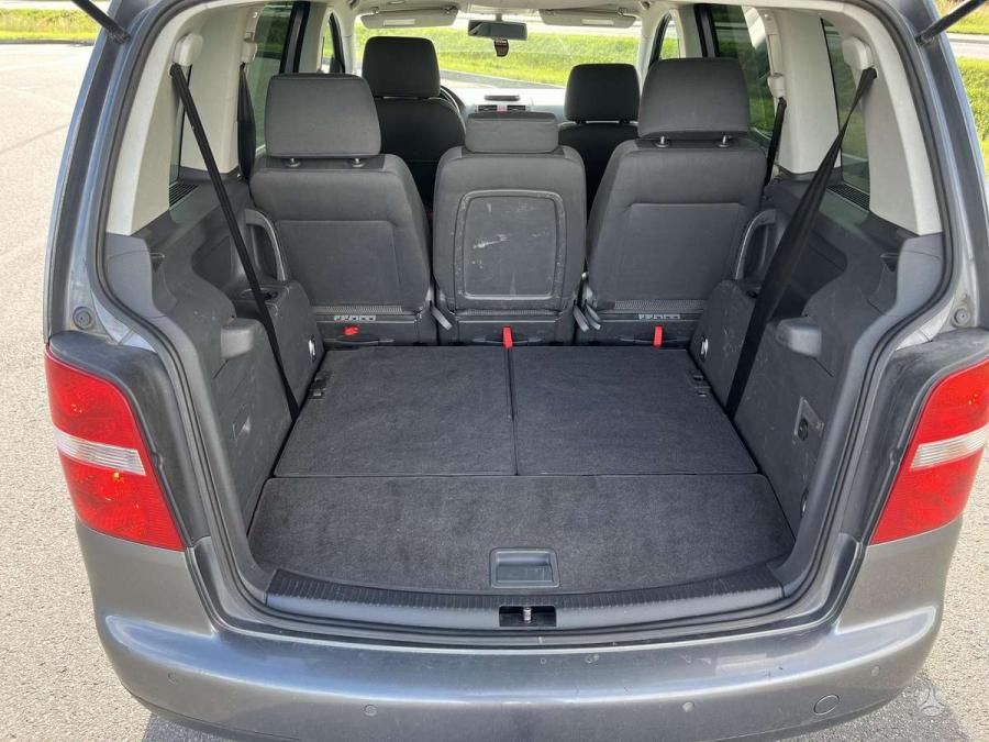 Pelēks Volkswagen Touran 2004 Viļņa, ar dzinēja tilpumu 1.97 L un nobraukumu 291 tūkst. km par 1999 €, foto 11 vietnē AUTOMOTO.COM.LV
