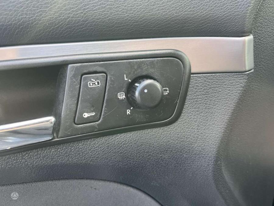 Pelēks Volkswagen Touran 2004 Viļņa, ar dzinēja tilpumu 1.97 L un nobraukumu 291 tūkst. km par 1999 €, foto 13 vietnē AUTOMOTO.COM.LV