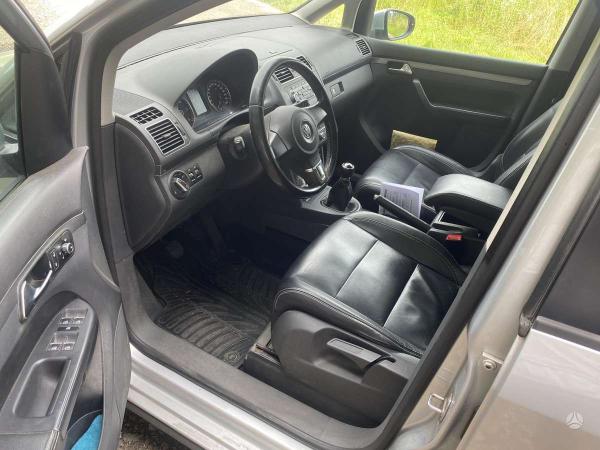 Pelēks Volkswagen Touran 2010 Kėdainiai, ar dzinēja tilpumu 1.60 L un nobraukumu 333 tūkst. km par 3950 €, foto 10 vietnē AUTOMOTO.COM.LV