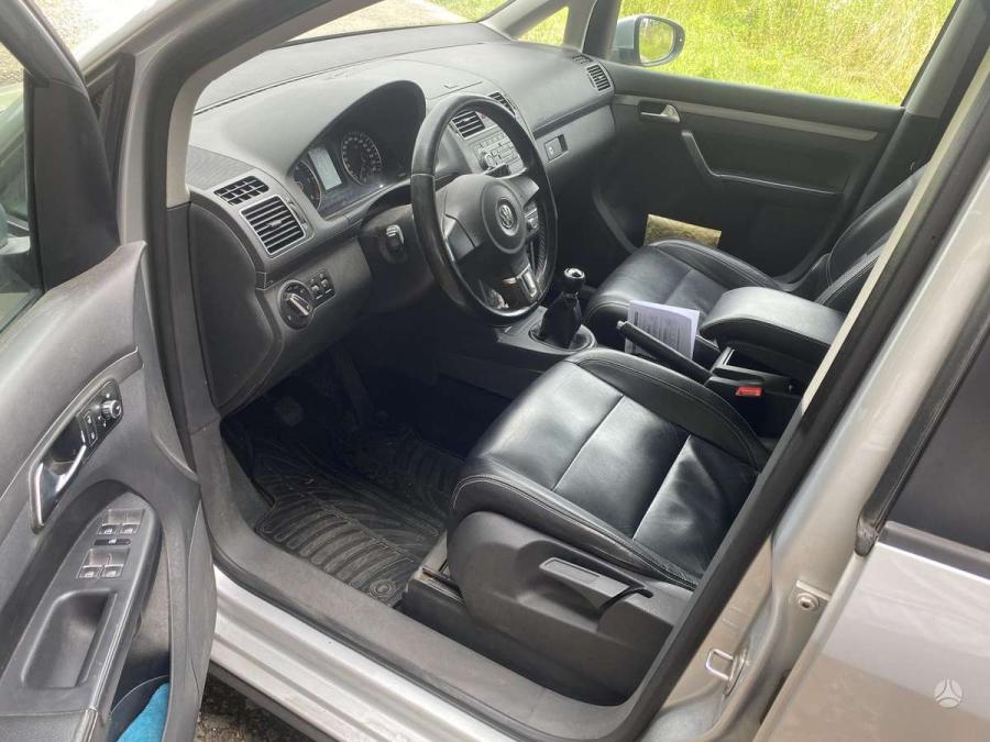 Pelēks Volkswagen Touran 2010 Kėdainiai, ar dzinēja tilpumu 1.60 L un nobraukumu 333 tūkst. km par 3950 €, foto 11 vietnē AUTOMOTO.COM.LV
