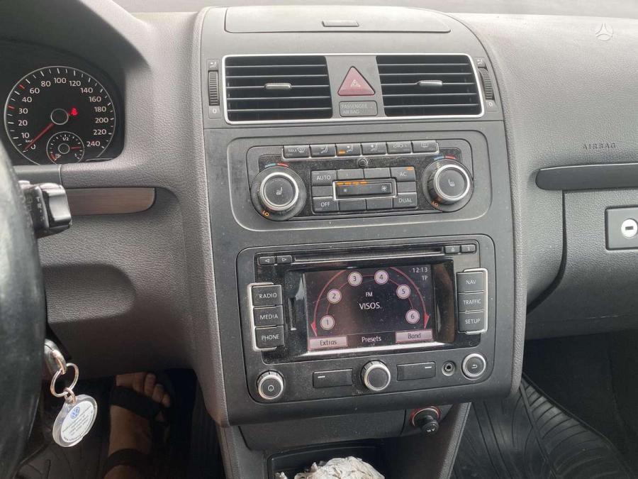 Pelēks Volkswagen Touran 2010 Kėdainiai, ar dzinēja tilpumu 1.60 L un nobraukumu 333 tūkst. km par 3950 €, foto 14 vietnē AUTOMOTO.COM.LV