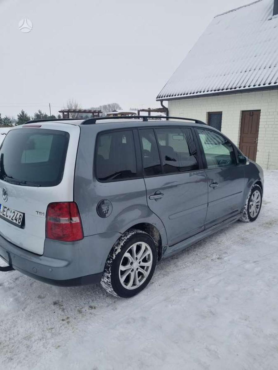 Grey Volkswagen Touran 2005 in Vilkaviskis, with an engine capacity of 1.90 L and mileage of 319 thousand km for 1050 €, photo 1 on AUTOMOTO.COM.LV