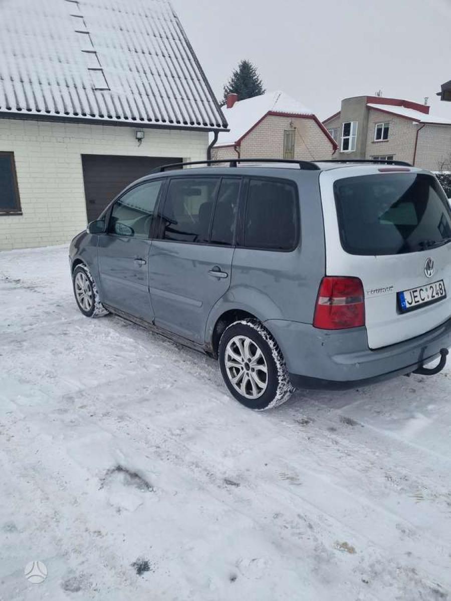 Grey Volkswagen Touran 2005 in Vilkaviskis, with an engine capacity of 1.90 L and mileage of 319 thousand km for 1050 €, photo 2 on AUTOMOTO.COM.LV