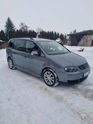 Grey Volkswagen Touran 2005 in Vilkaviskis, with an engine capacity of 1.90 L and mileage of 319 thousand km for 1050 €, photo 5 on AUTOMOTO.COM.LV