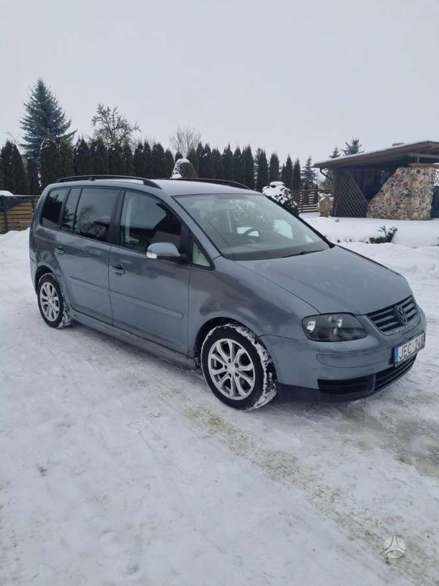 Grey Volkswagen Touran 2005 in Vilkaviskis, with an engine capacity of 1.90 L and mileage of 319 thousand km for 1050 €, photo 5 on AUTOMOTO.COM.LV