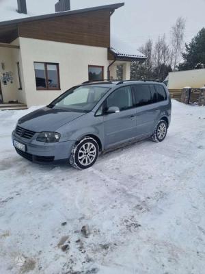 Grey Volkswagen Touran 2005 in Vilkaviskis, with an engine capacity of 1.90 L and mileage of 319 thousand km for 1050 €, photo 7 on AUTOMOTO.COM.LV