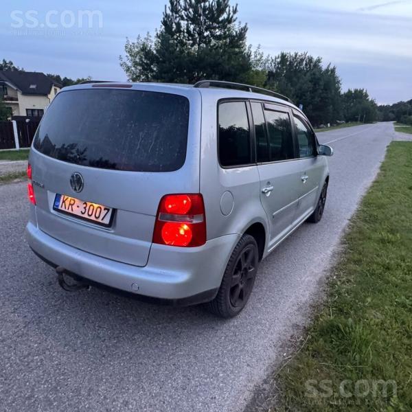 Pelēks Volkswagen Touran 2006 Daugavpils, ar dzinēja tilpumu 2.00 L un nobraukumu 335 tūkst. km par 1050 €, foto 3 vietnē AUTOMOTO.COM.LV
