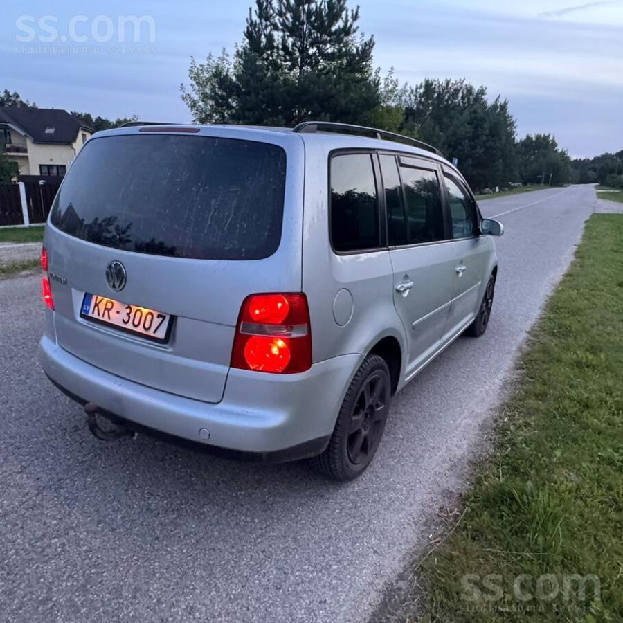 Grey Volkswagen Touran 2006 in Daugavpils, with an engine capacity of 2.00 L and mileage of 335 thousand km for 1050 €, photo 4 on AUTOMOTO.COM.LV