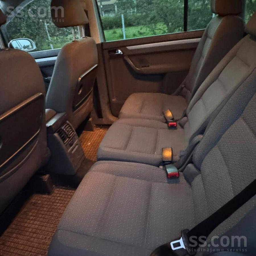 Grey Volkswagen Touran 2006 in Daugavpils, with an engine capacity of 2.00 L and mileage of 335 thousand km for 1050 €, photo 5 on AUTOMOTO.COM.LV