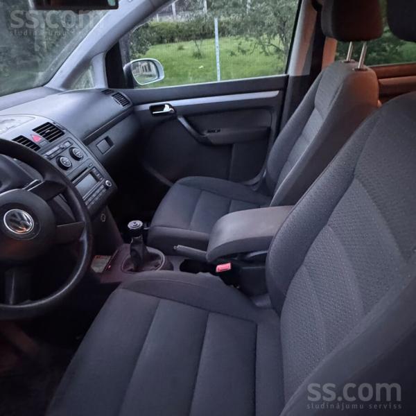 Pelēks Volkswagen Touran 2006 Daugavpils, ar dzinēja tilpumu 2.00 L un nobraukumu 335 tūkst. km par 1050 €, foto 5 vietnē AUTOMOTO.COM.LV
