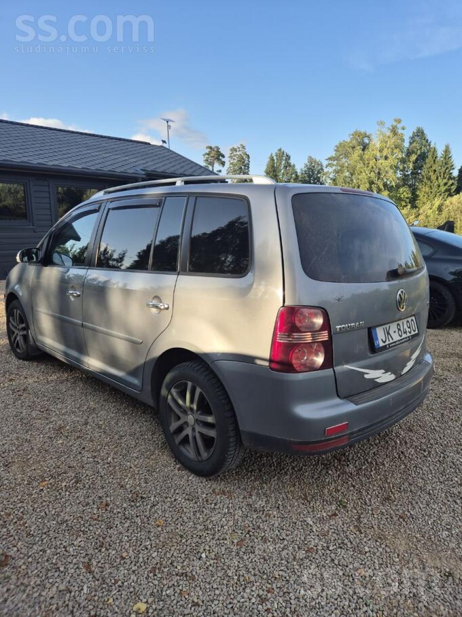 Pelēks Volkswagen Touran 2007 Cēsis, ar dzinēja tilpumu 1.90 L un nobraukumu 309 tūkst. km par 1550 €, foto 6 vietnē AUTOMOTO.COM.LV